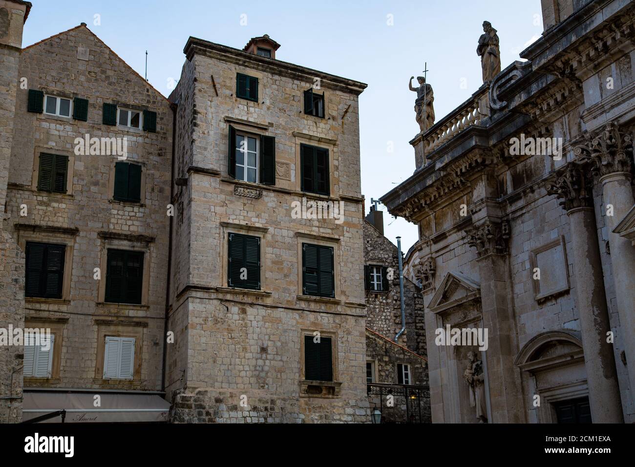 Statues on cornice hi-res stock photography and images - Alamy