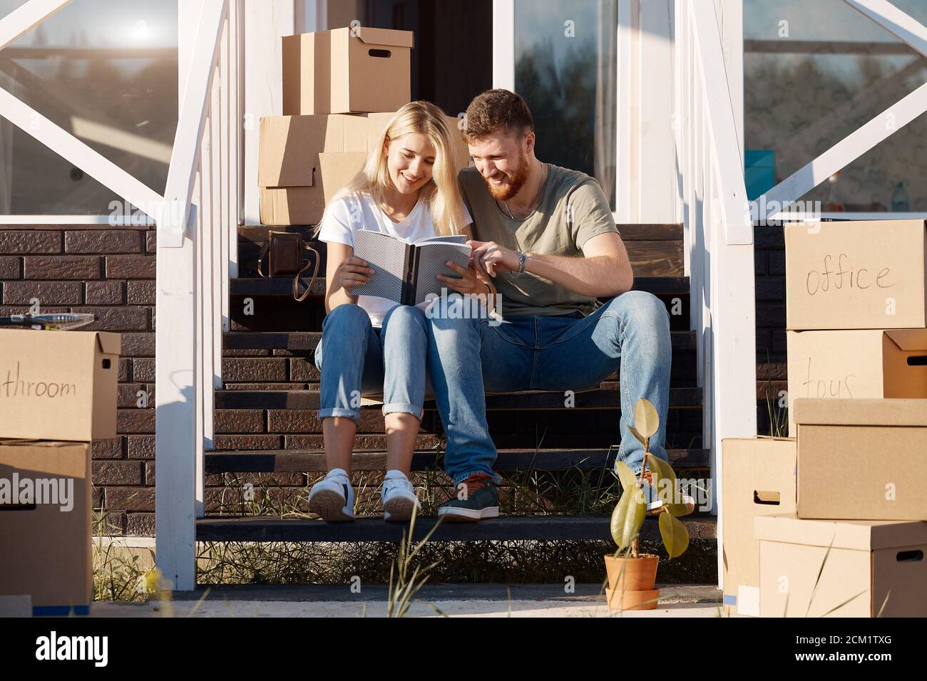 Woman key neighbourhood hi-res stock photography and images - Alamy