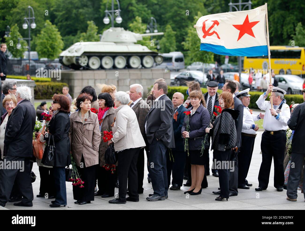 Soviet flag in berlin 1945 hi-res stock photography and images - Alamy