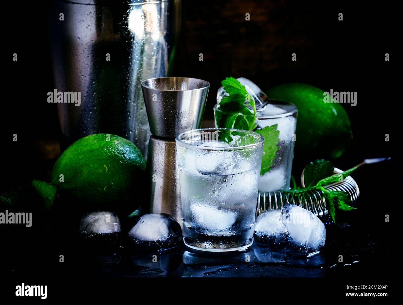 Bar keeper making cocktails hi-res stock photography and images - Alamy