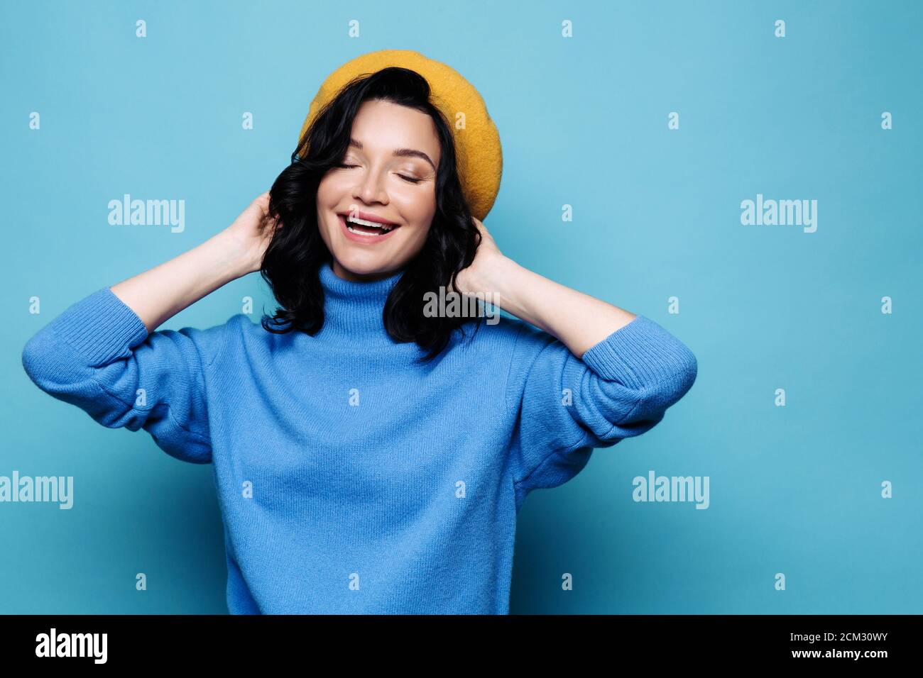 Blue and yellow beret hi-res stock photography and images - Alamy