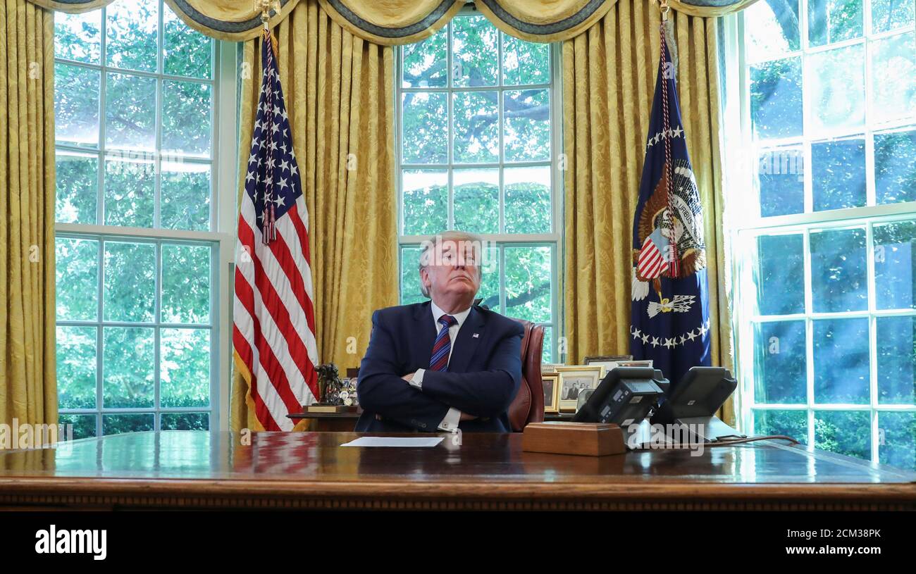 Donald trump oval office desk hi-res stock photography and images - Alamy