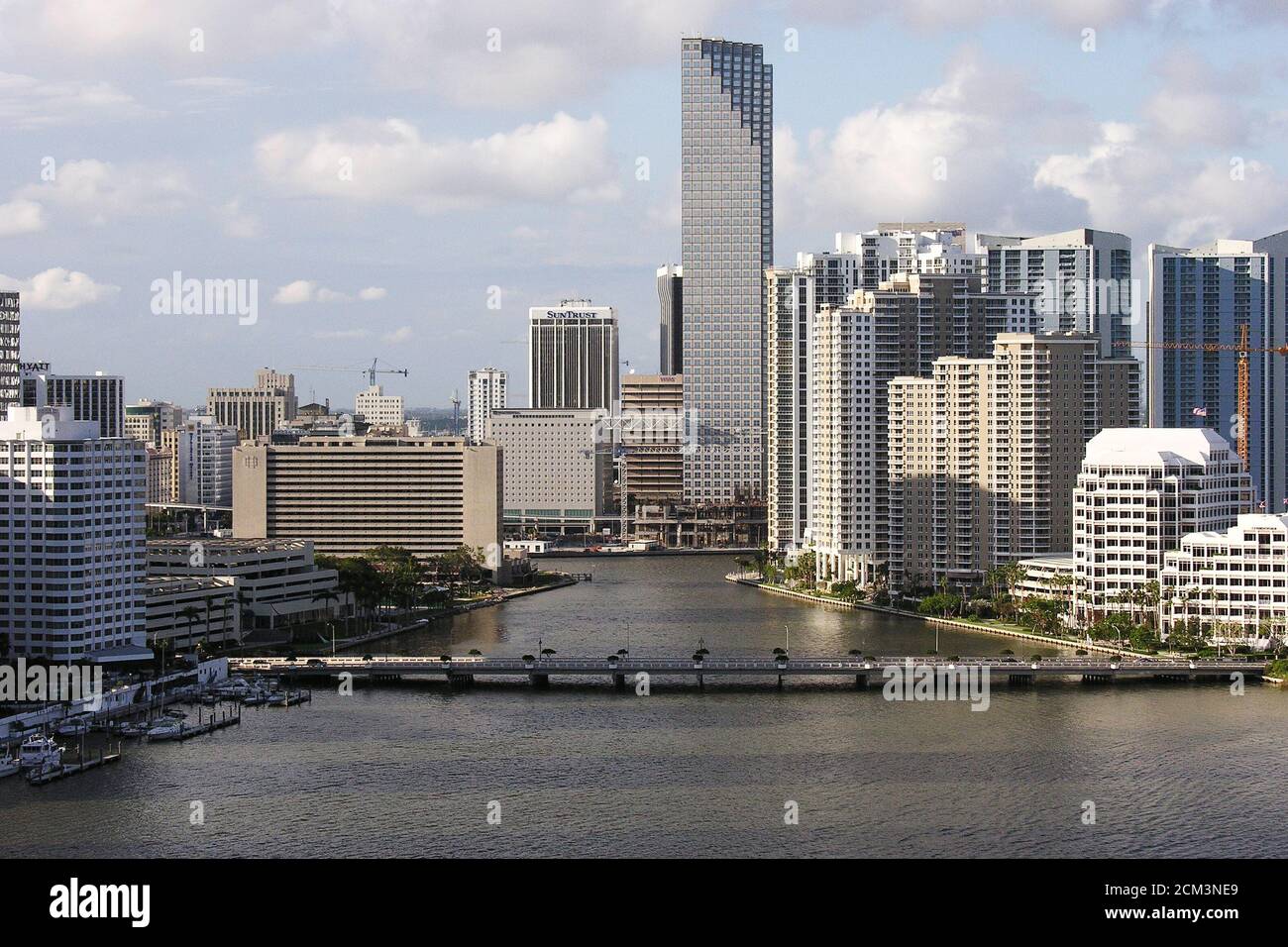 Miami river water high rise building buildings hi-res stock photography ...