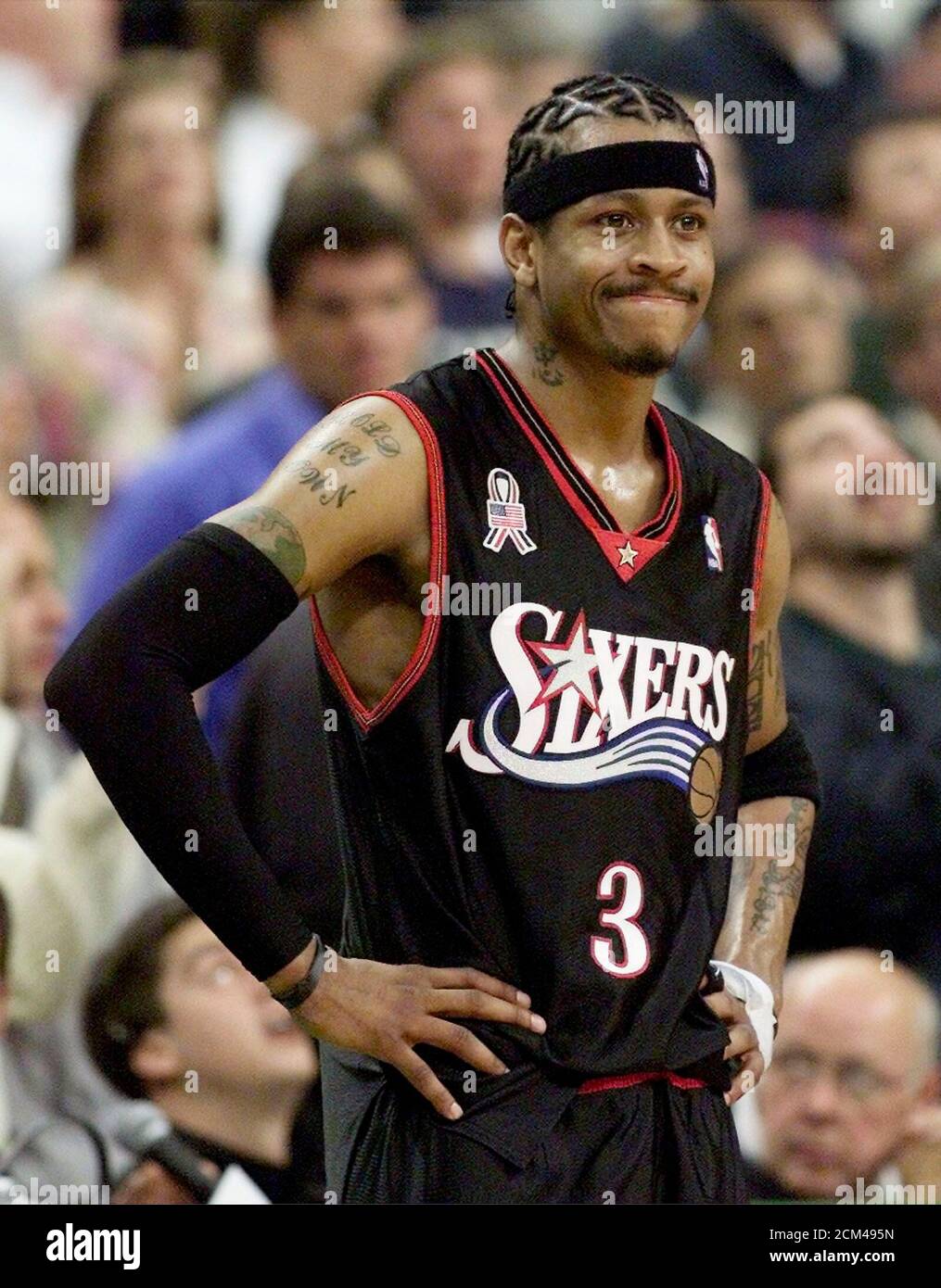 Allen iverson 76ers on the court hi-res stock photography and images ...