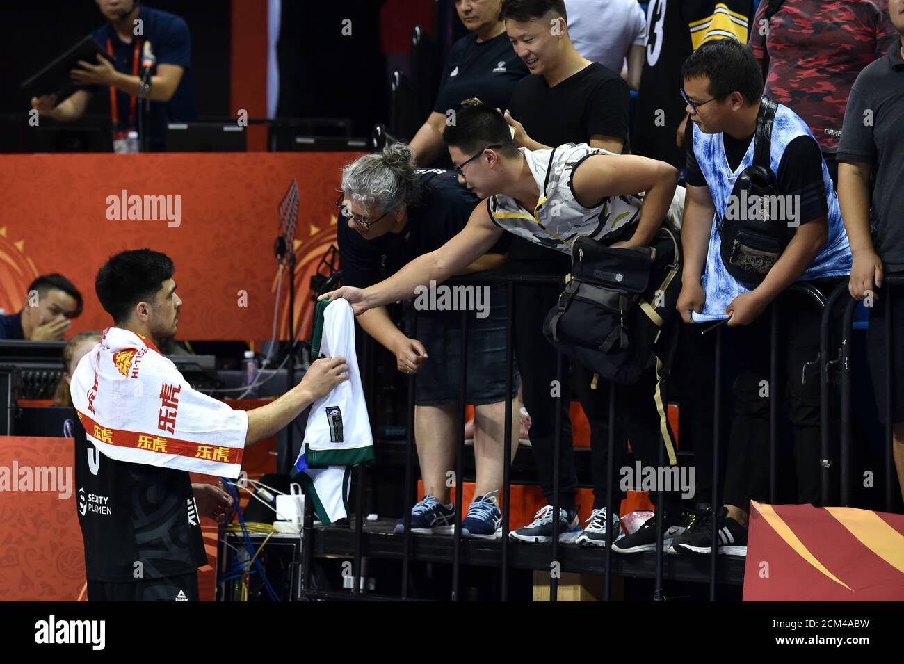 Chinese basketball fans hi-res stock photography and images - Alamy