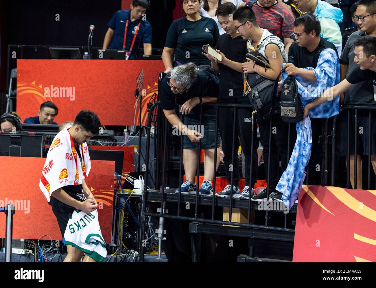 Chinese basketball fans hi-res stock photography and images - Alamy
