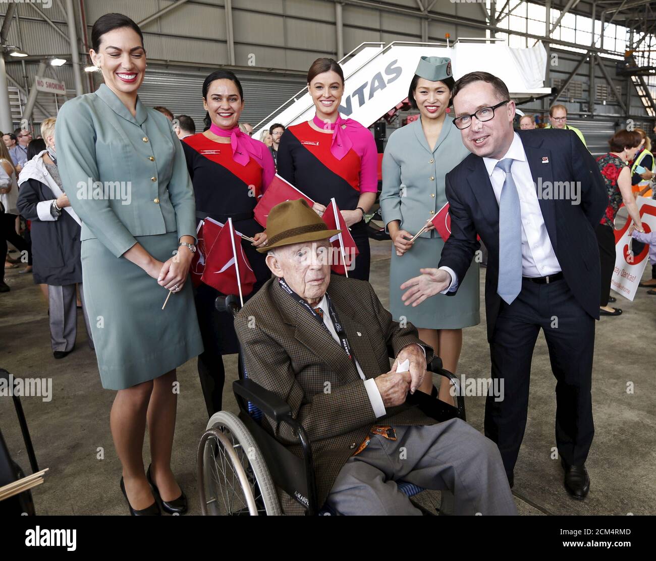 Qantas crew hi-res stock photography and images - Alamy