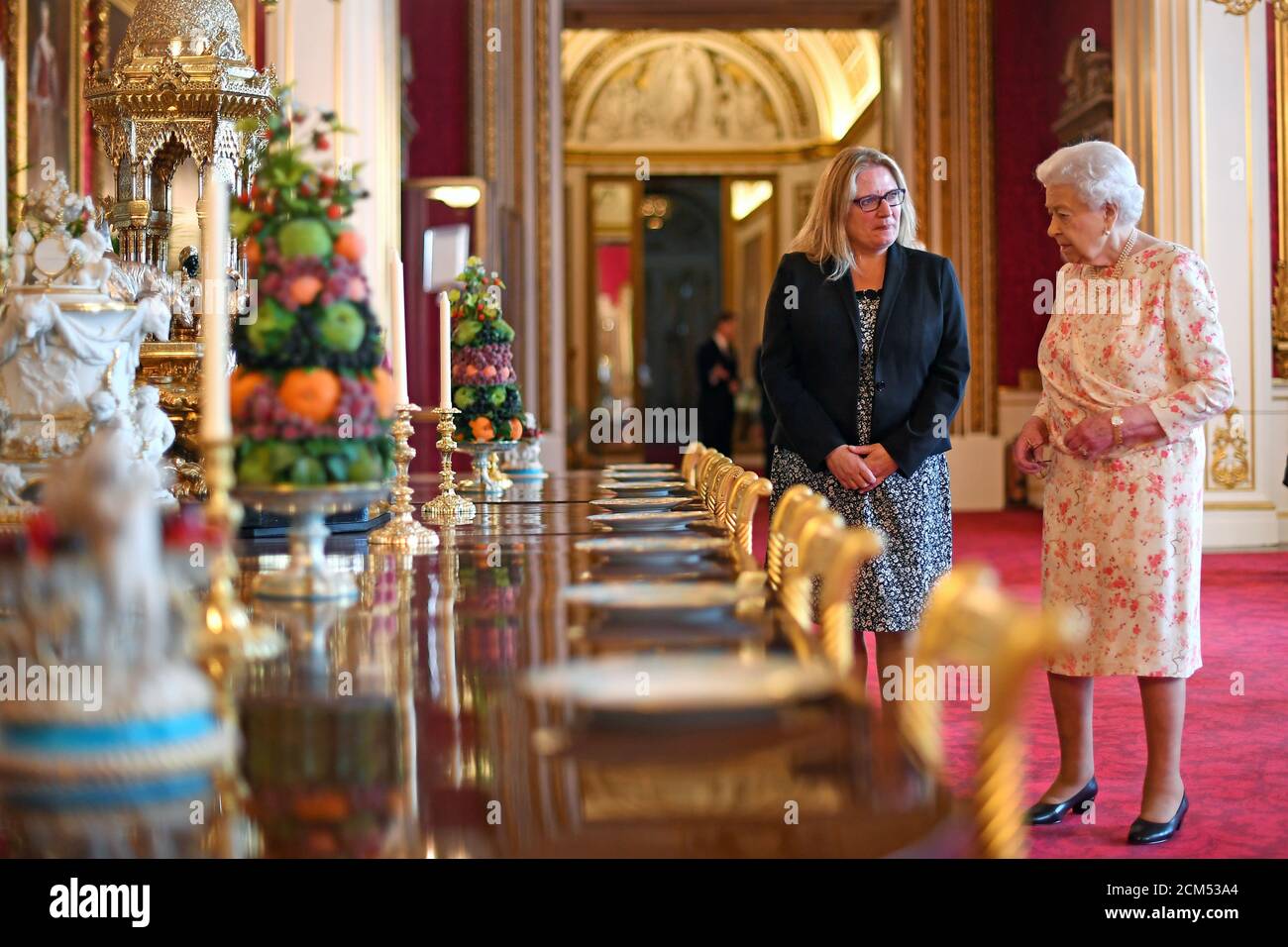 State dining room buckingham palace hi-res stock photography and images ...