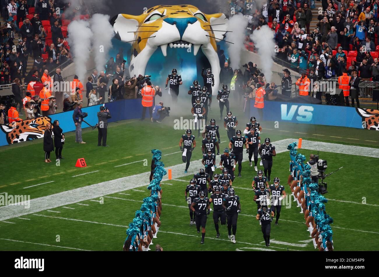 Nfl players entrance hi-res stock photography and images - Alamy
