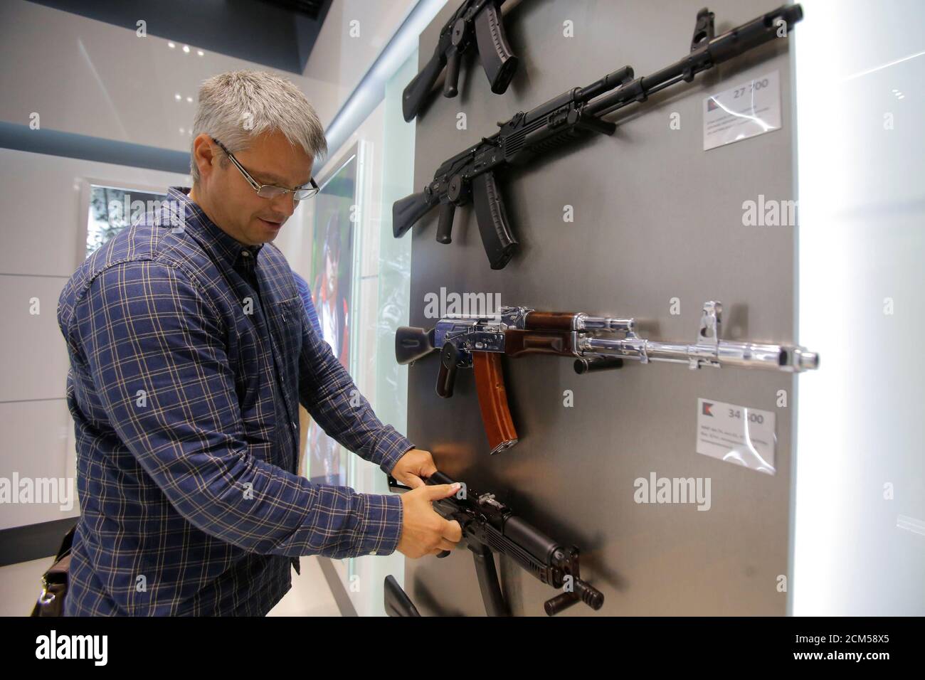 Kalashnikov submachine gun hi-res stock photography and images - Alamy
