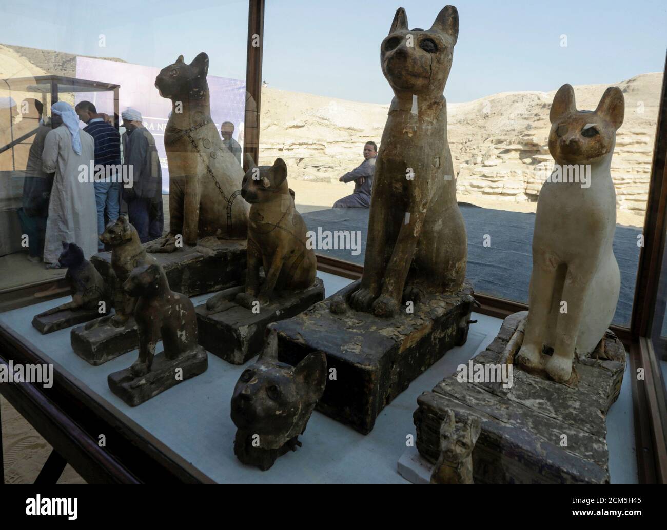 Cat Statues High Resolution Stock Photography and Images - Alamy