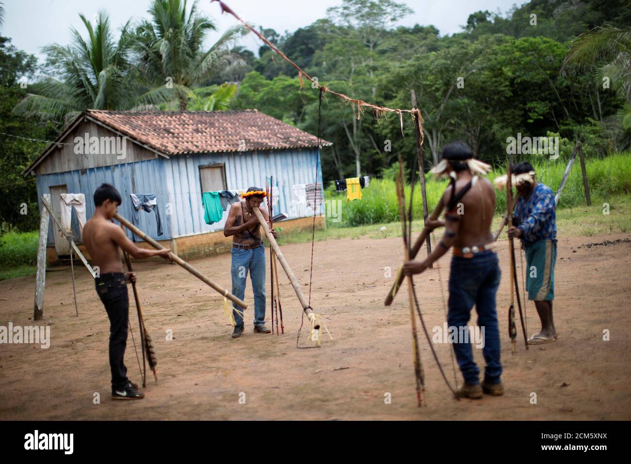 Indigenous village meeting brazil hi-res stock photography and images ...