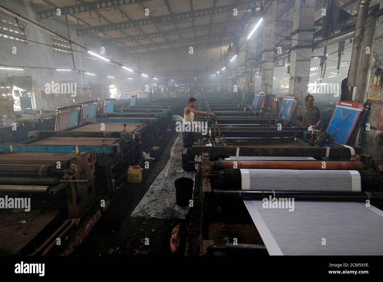 Women india textile factory hi-res stock photography and images - Alamy