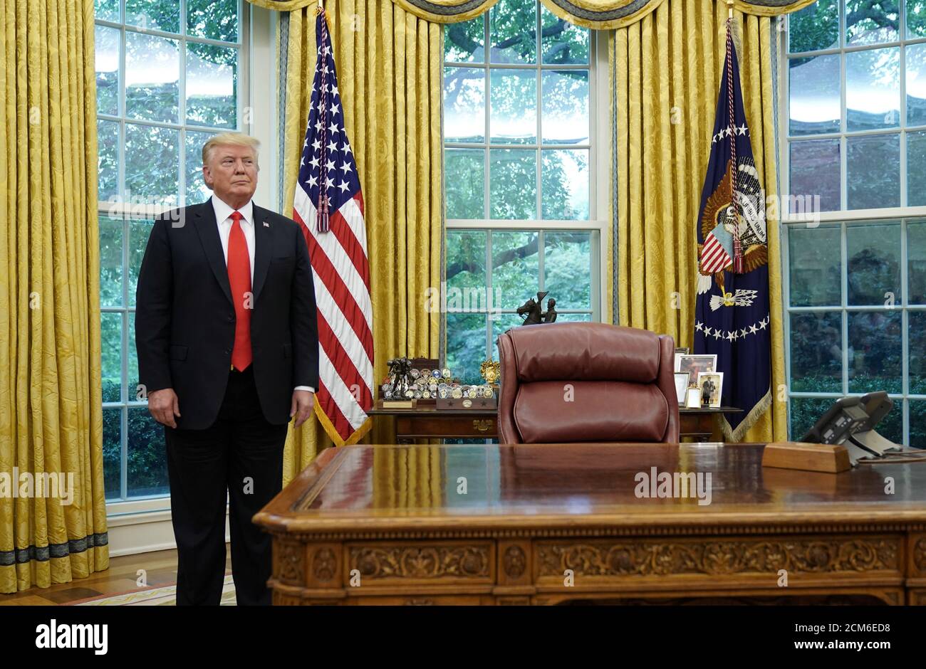 Trump oval office desk hi-res stock photography and images - Alamy