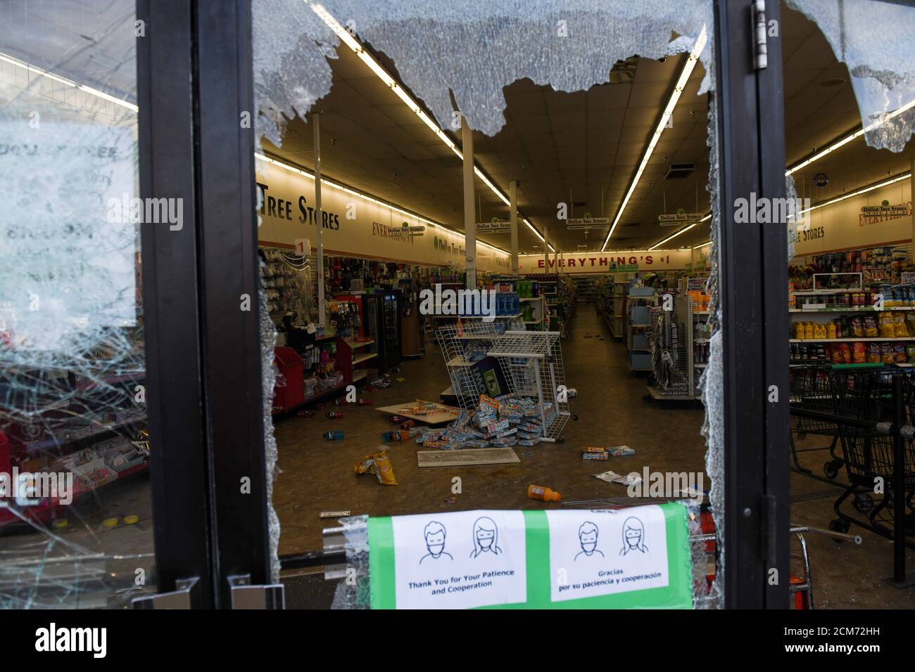 Smashed store window hi-res stock photography and images - Alamy