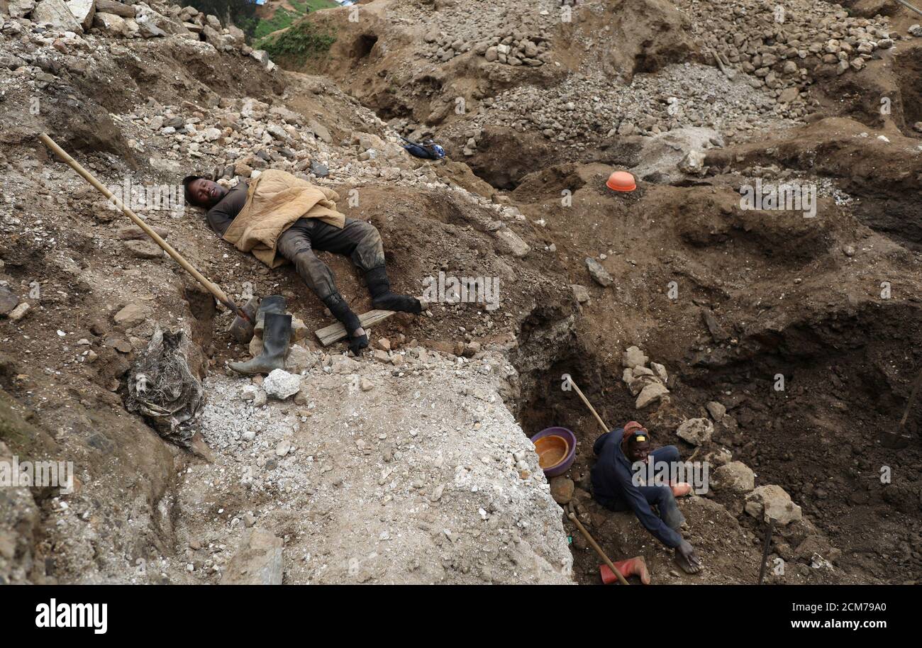 Coltan miners hi-res stock photography and images - Alamy