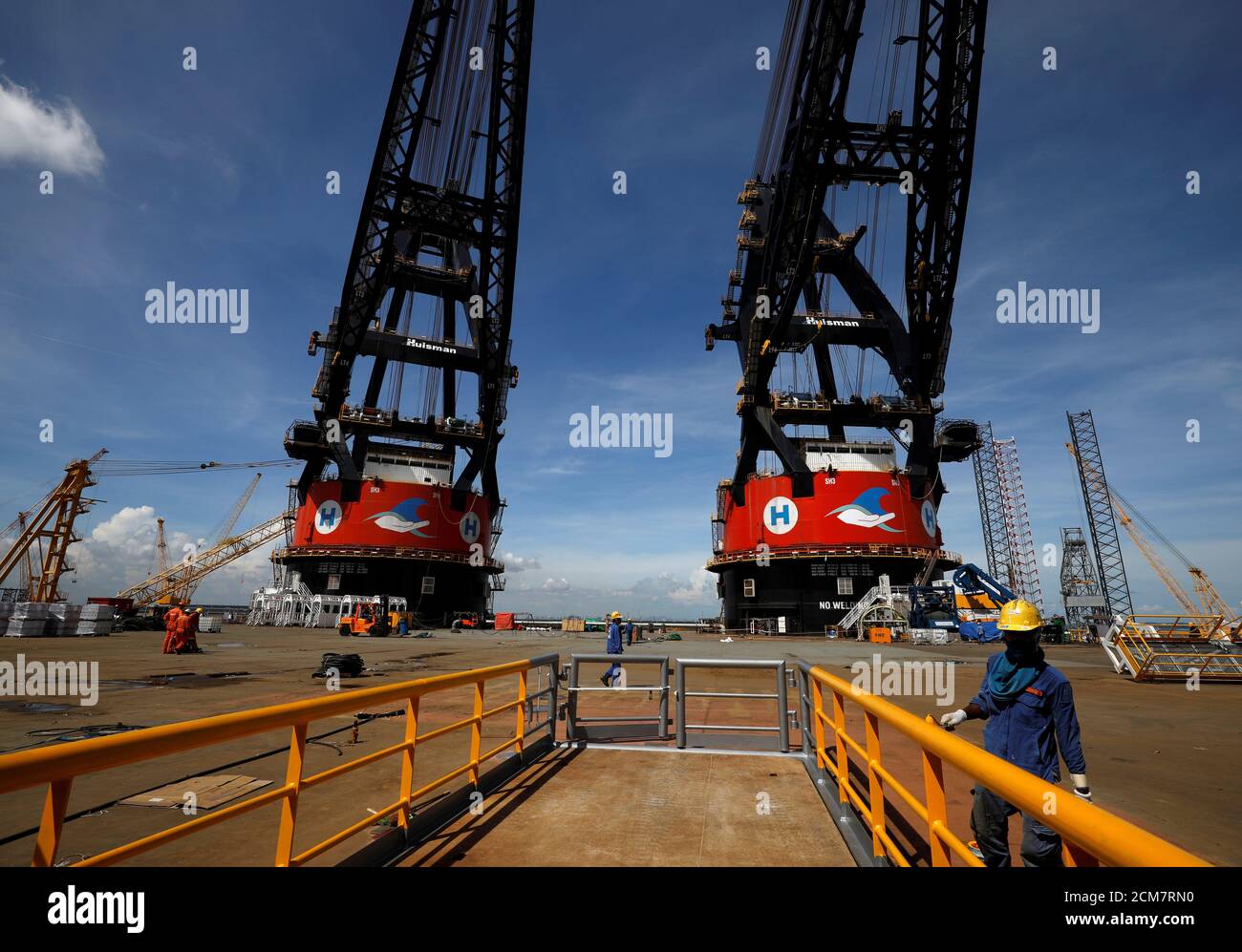 Two semi submersible hi-res stock photography and images - Alamy