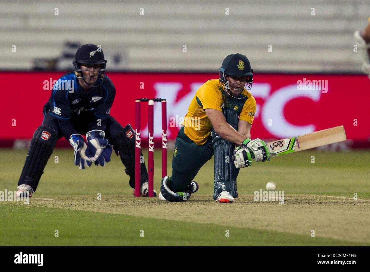 Reverse sweep cricket hi-res stock photography and images - Alamy