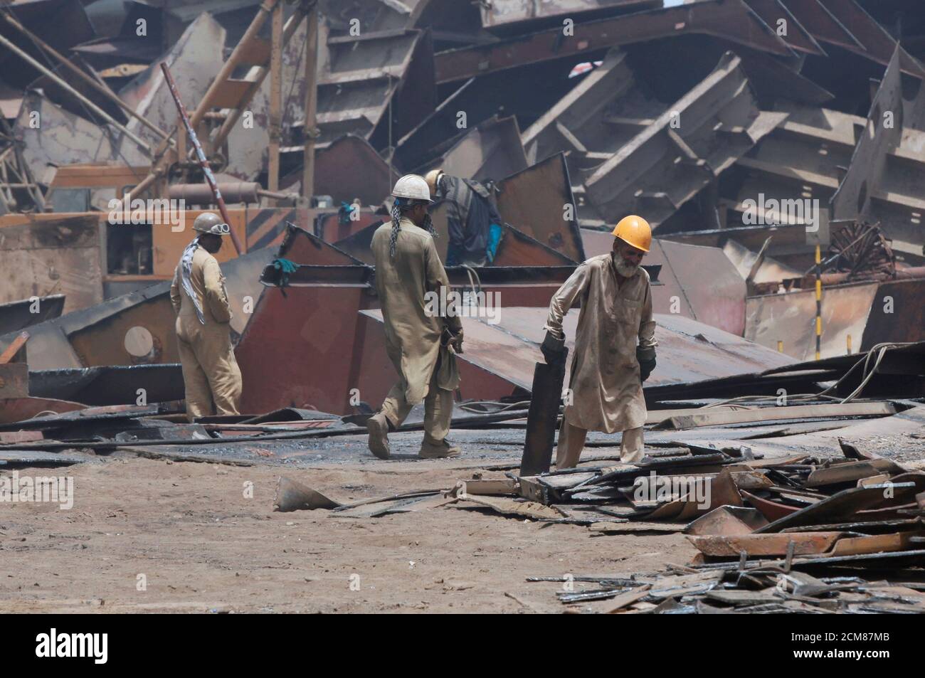 Shipbreaking pakistan hi-res stock photography and images - Alamy