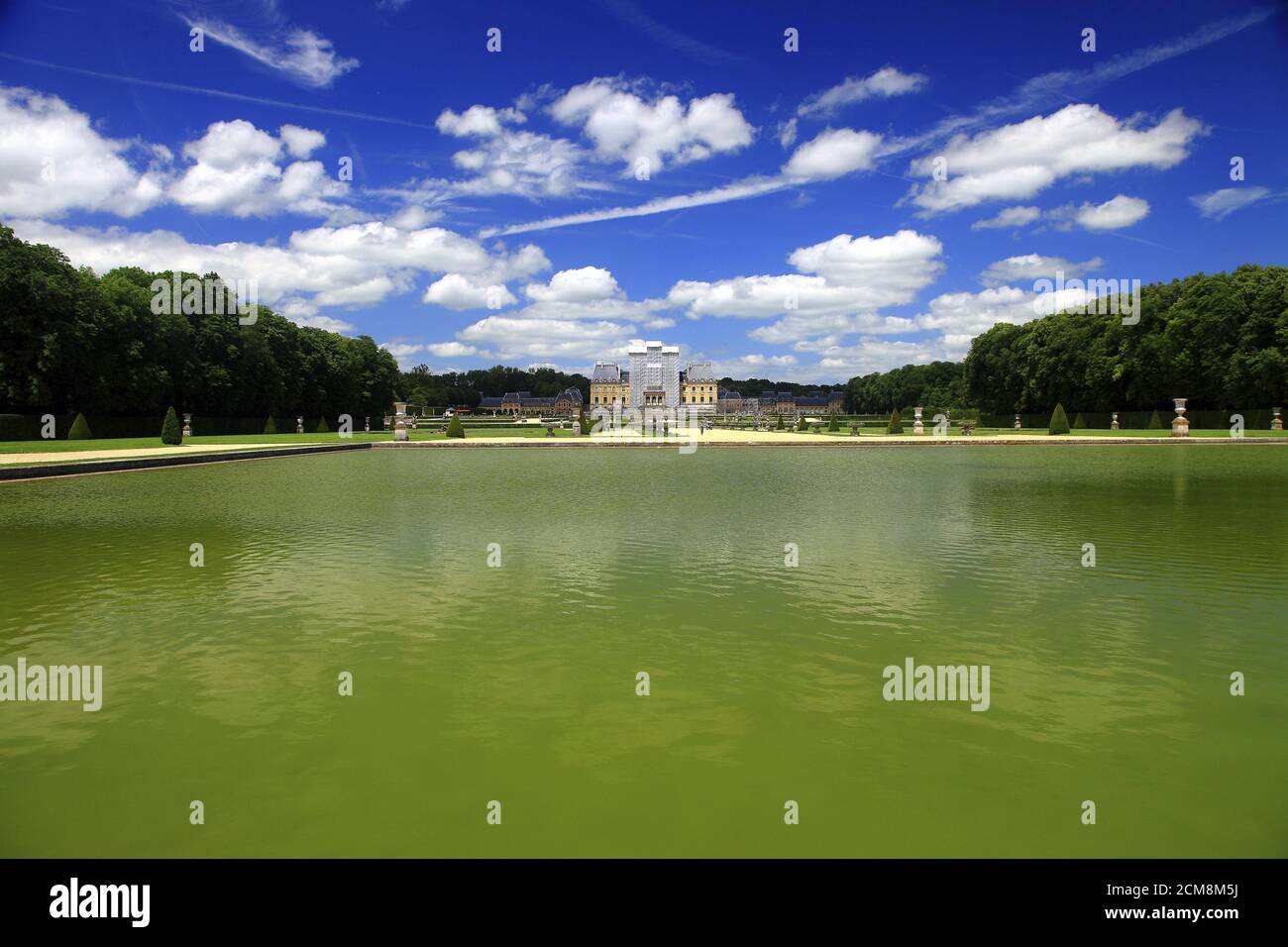 France Chateau de Walle Vikant garden fountain Stock Photo - Alamy
