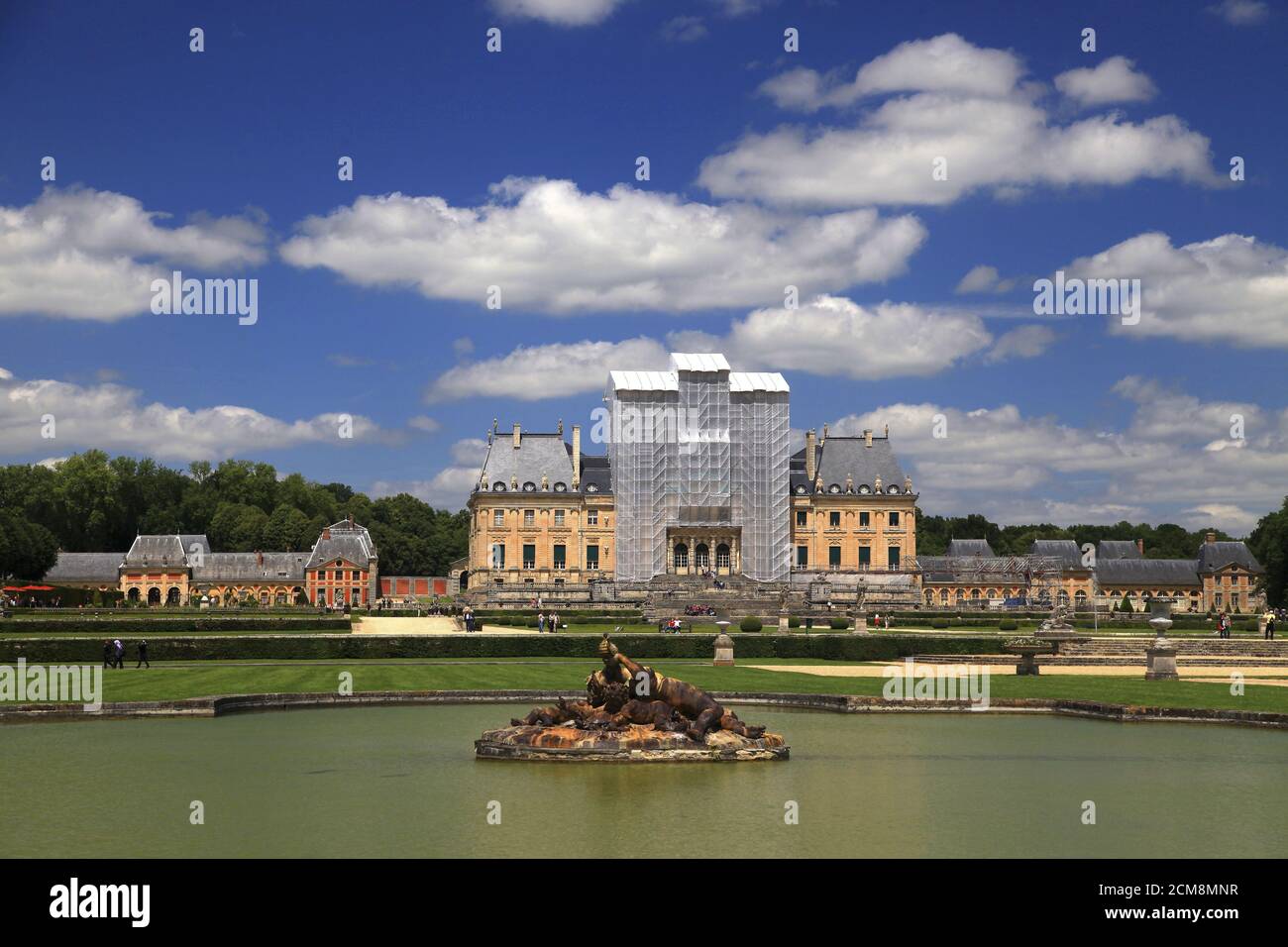 France Chateau de Walle Vikant garden fountain Stock Photo - Alamy