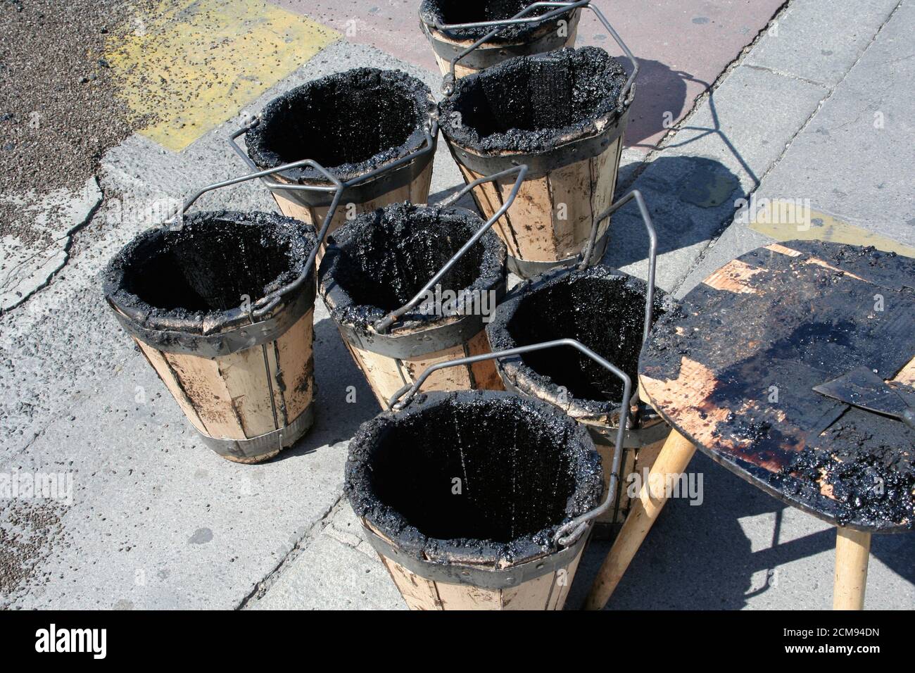 Tar bucket hi-res stock photography and images - Alamy