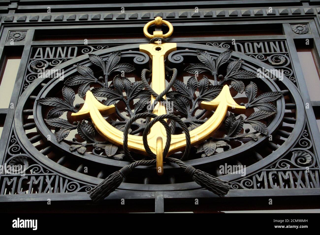 Golden anchor hi-res stock photography and images - Alamy
