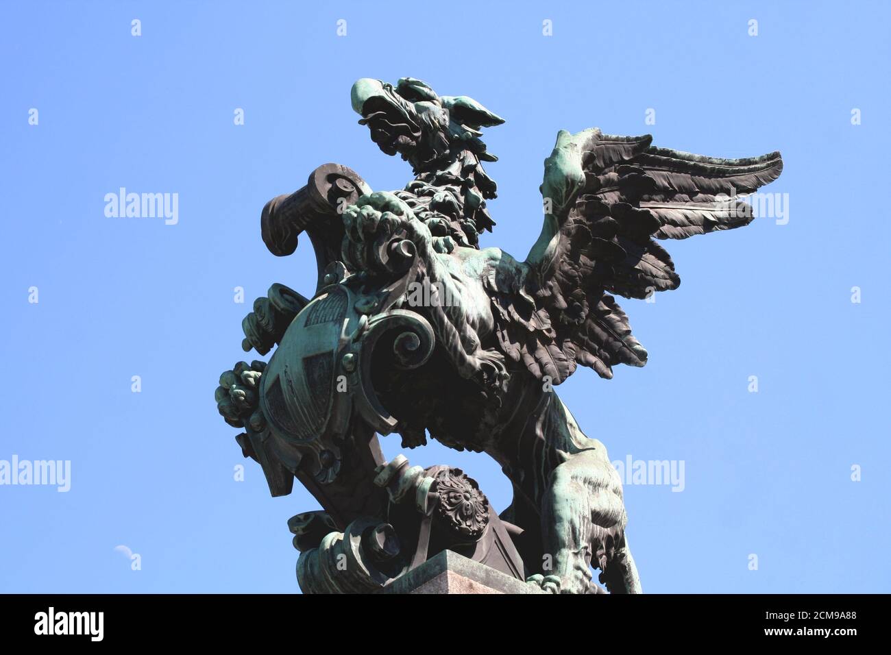 Statue and crest hi-res stock photography and images - Alamy