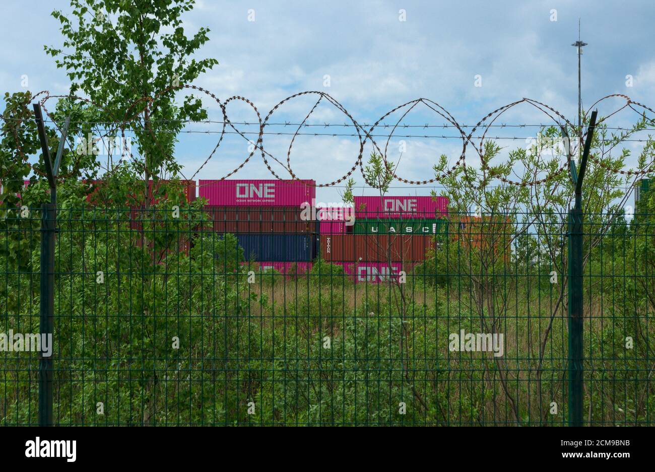 Cargo containers behind fence hi-res stock photography and images - Alamy