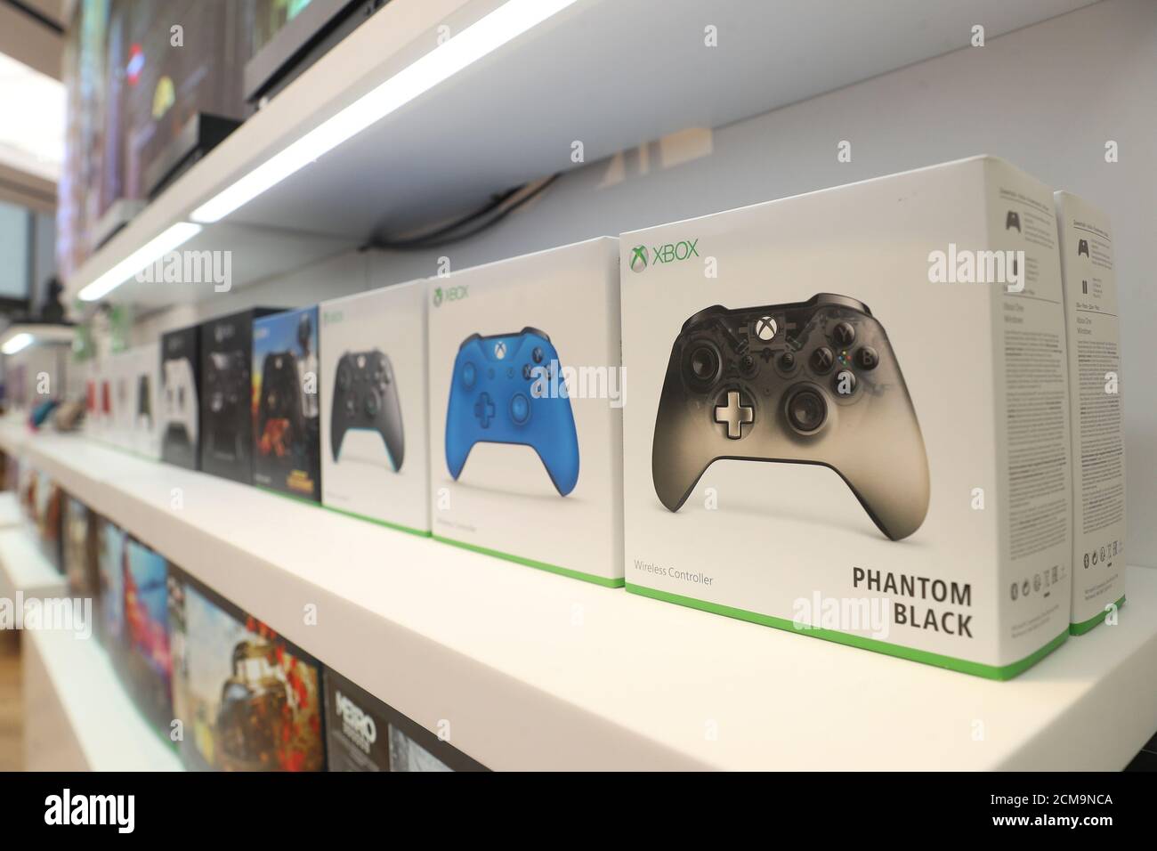 Xbox gaming hi-res stock photography and images - Alamy