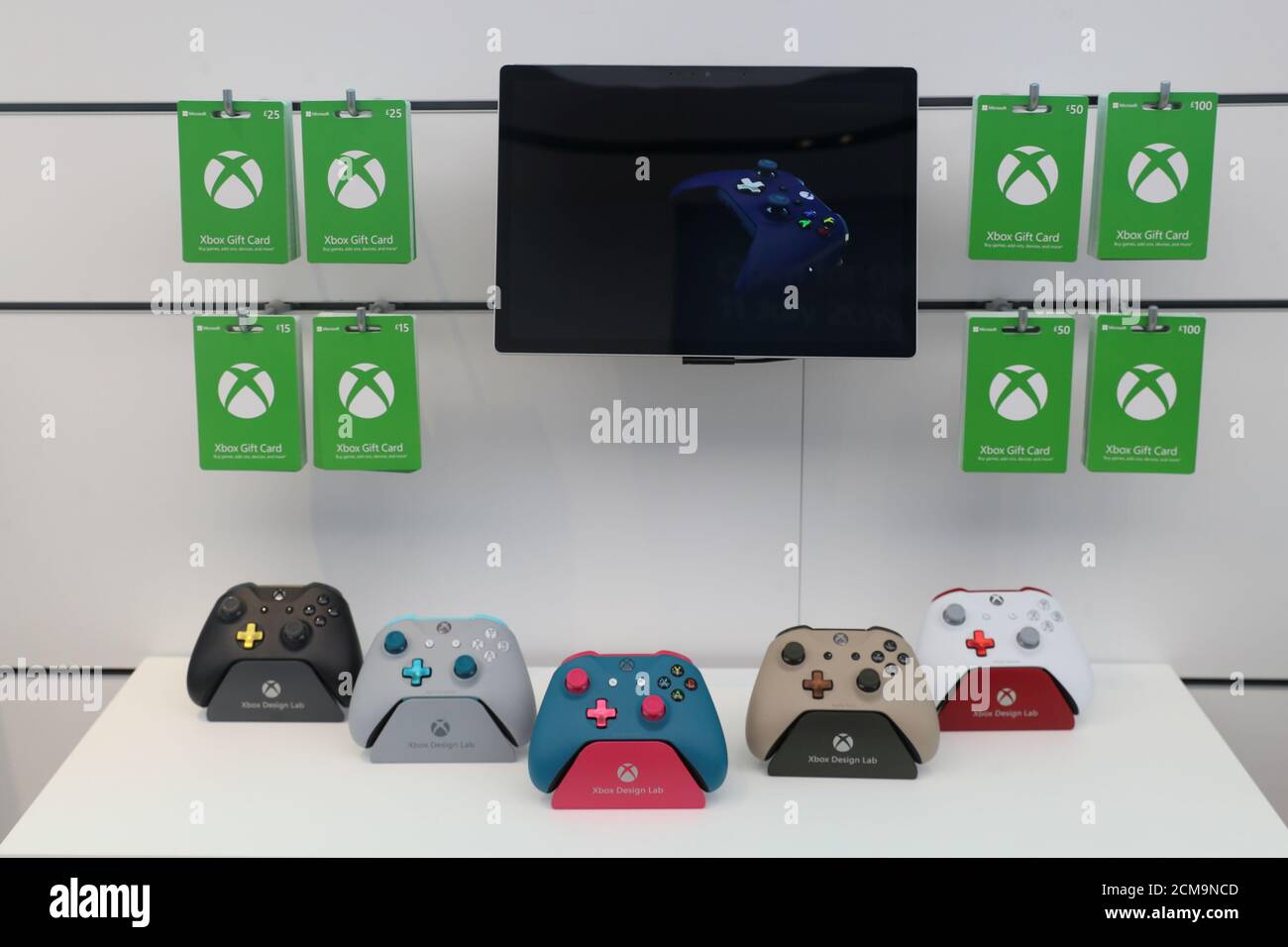 Xbox gaming hi-res stock photography and images - Alamy