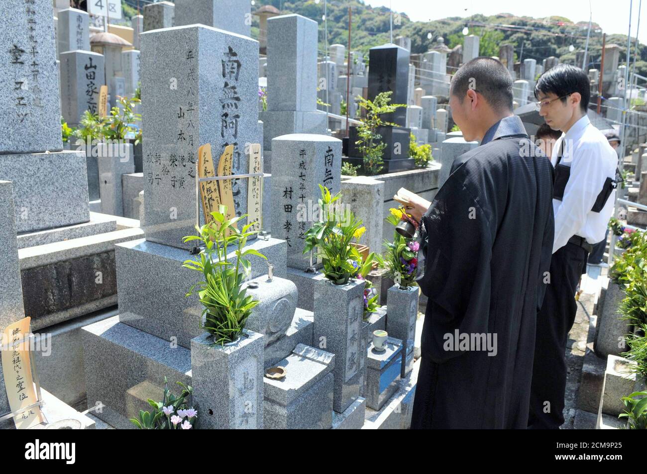 HIGASHI OTANI CEMETERY ONE OF THE IMPORTANT IN JAPAN Stock Photo - Alamy