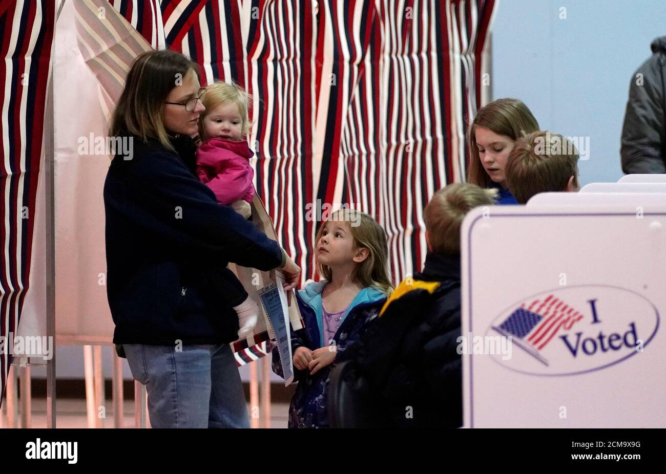 2020 woman voting booth hi-res stock photography and images - Alamy