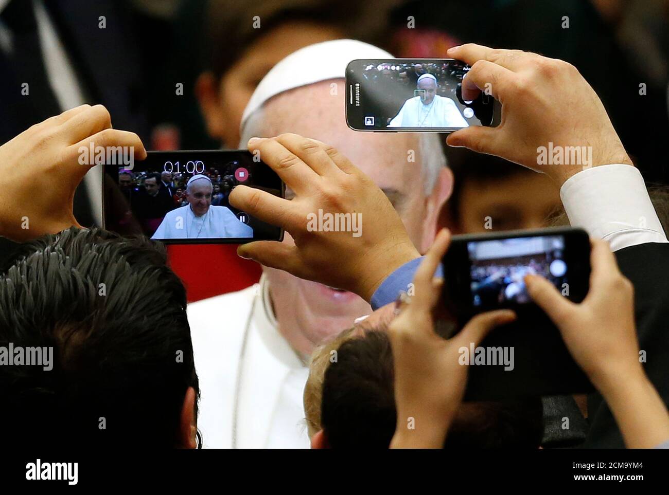 Pope francis mobile phone hi-res stock photography and images - Alamy