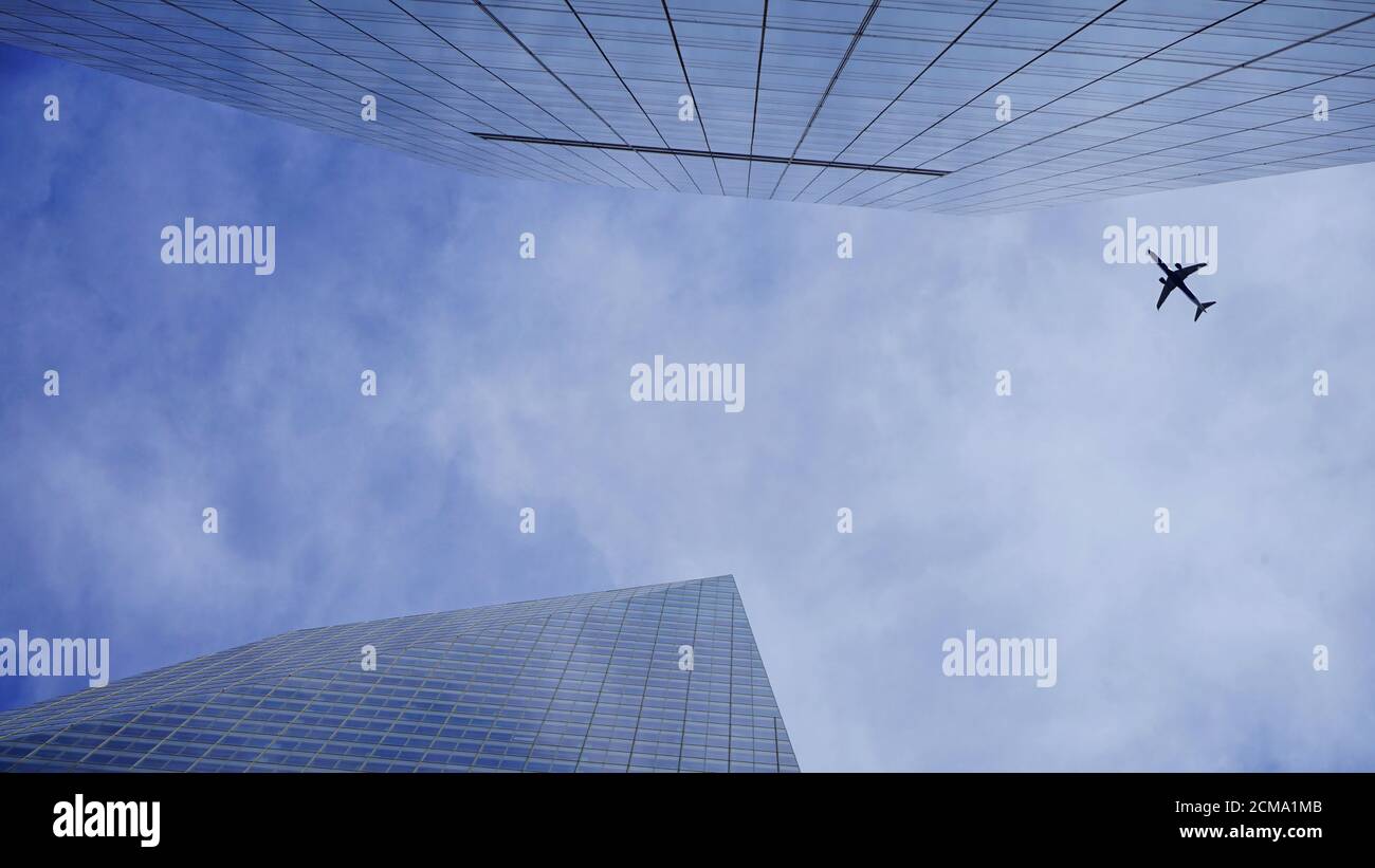 Plane over new york view hi-res stock photography and images - Alamy