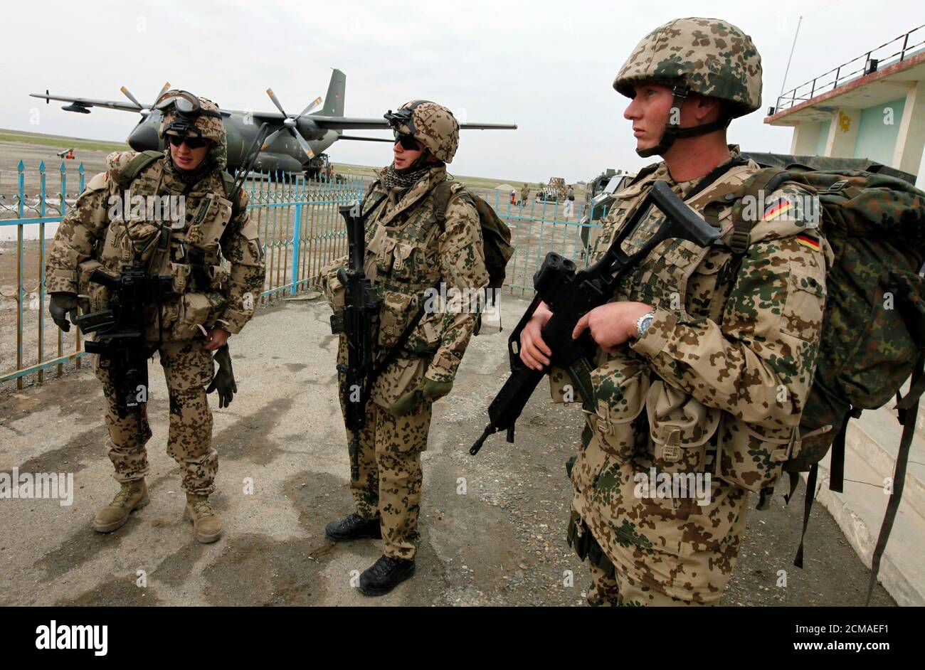 Qrf soldiers hi-res stock photography and images - Alamy