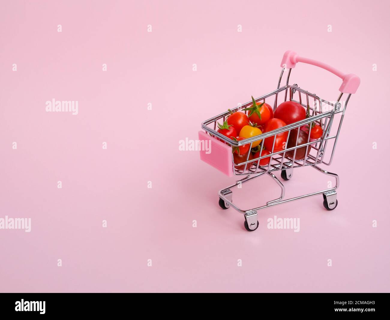 Grocery cart full hi-res stock photography and images - Alamy