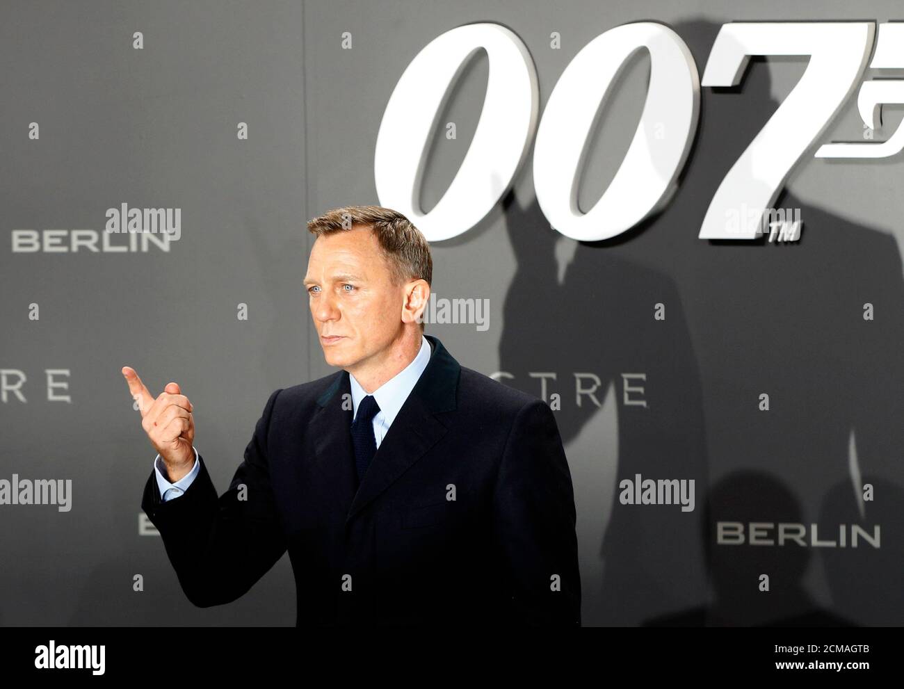 007 logo red hi-res stock photography and images - Alamy