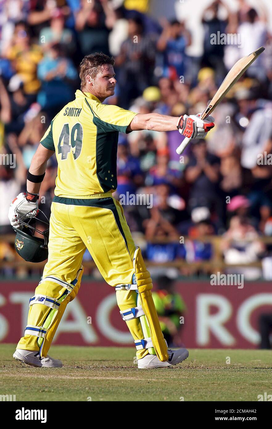 Australias steve smith celebrates reaching hi-res stock photography and ...