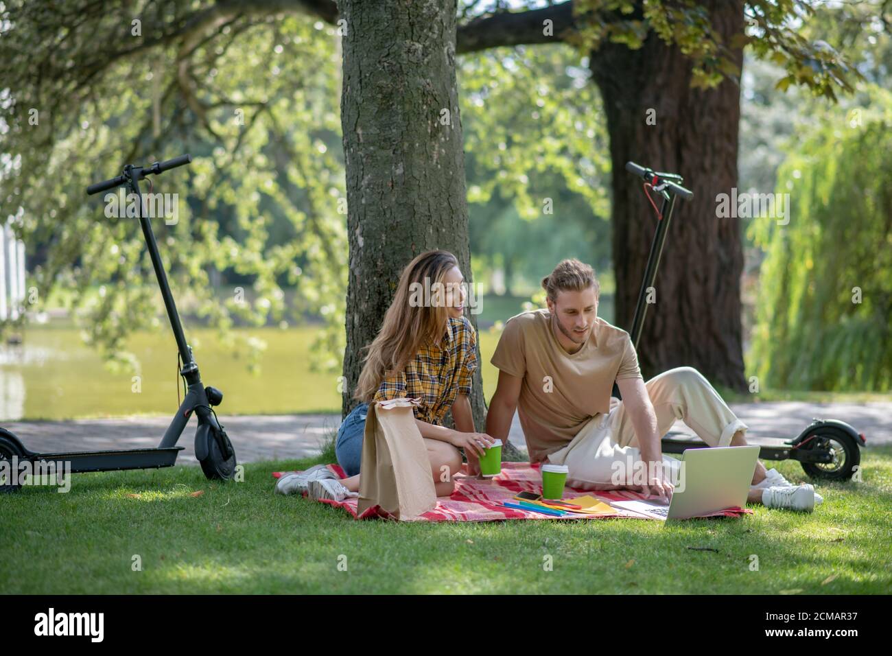 People sitting under the tree hi-res stock photography and images - Alamy