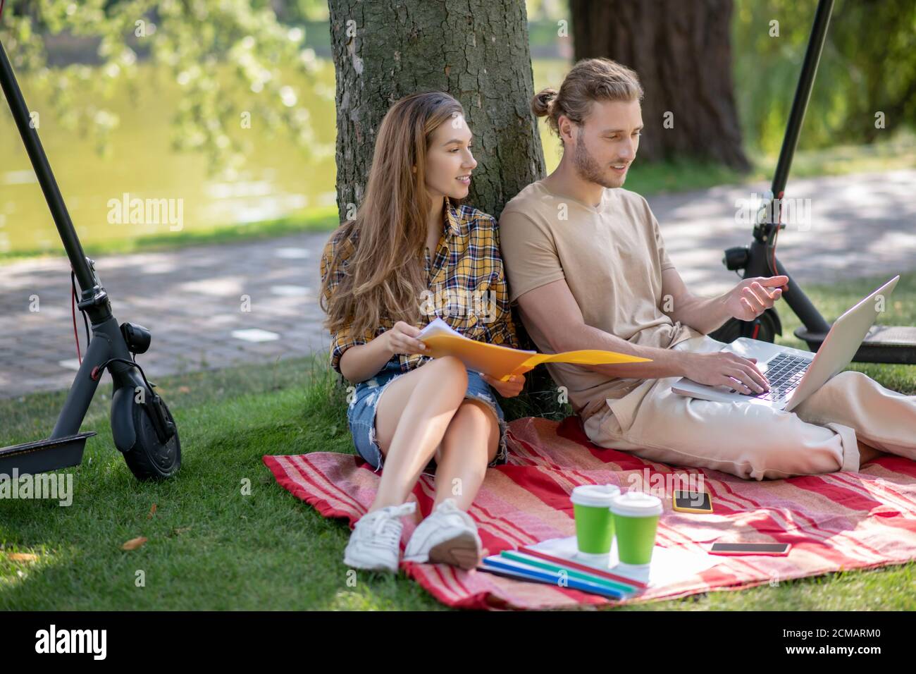 Studying under tree hi-res stock photography and images - Alamy