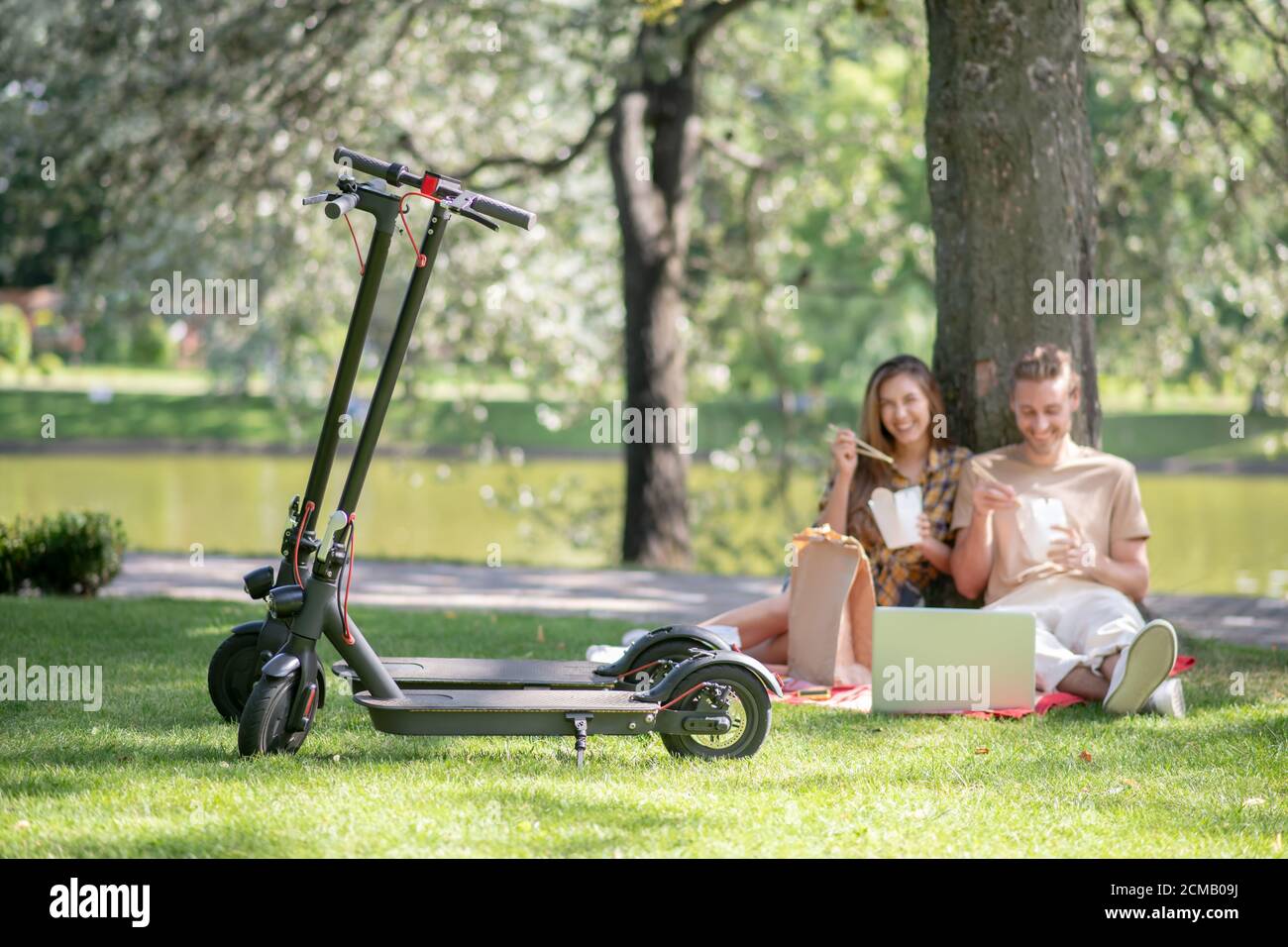 Lunch under tree hi-res stock photography and images - Alamy