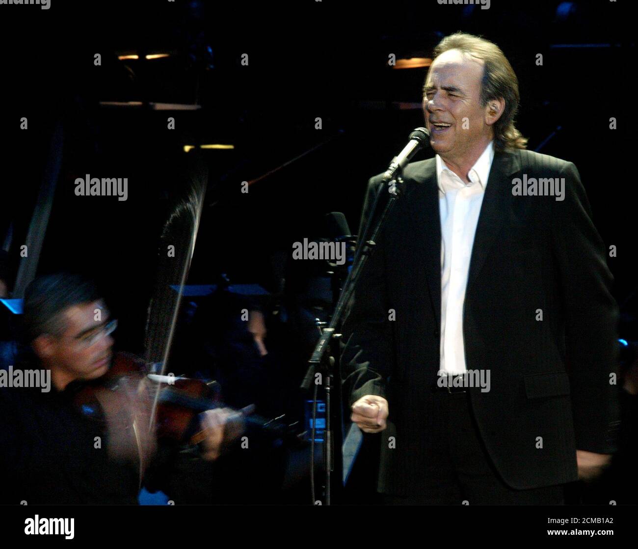 Singer joan manuel serrat hi-res stock photography and images - Alamy