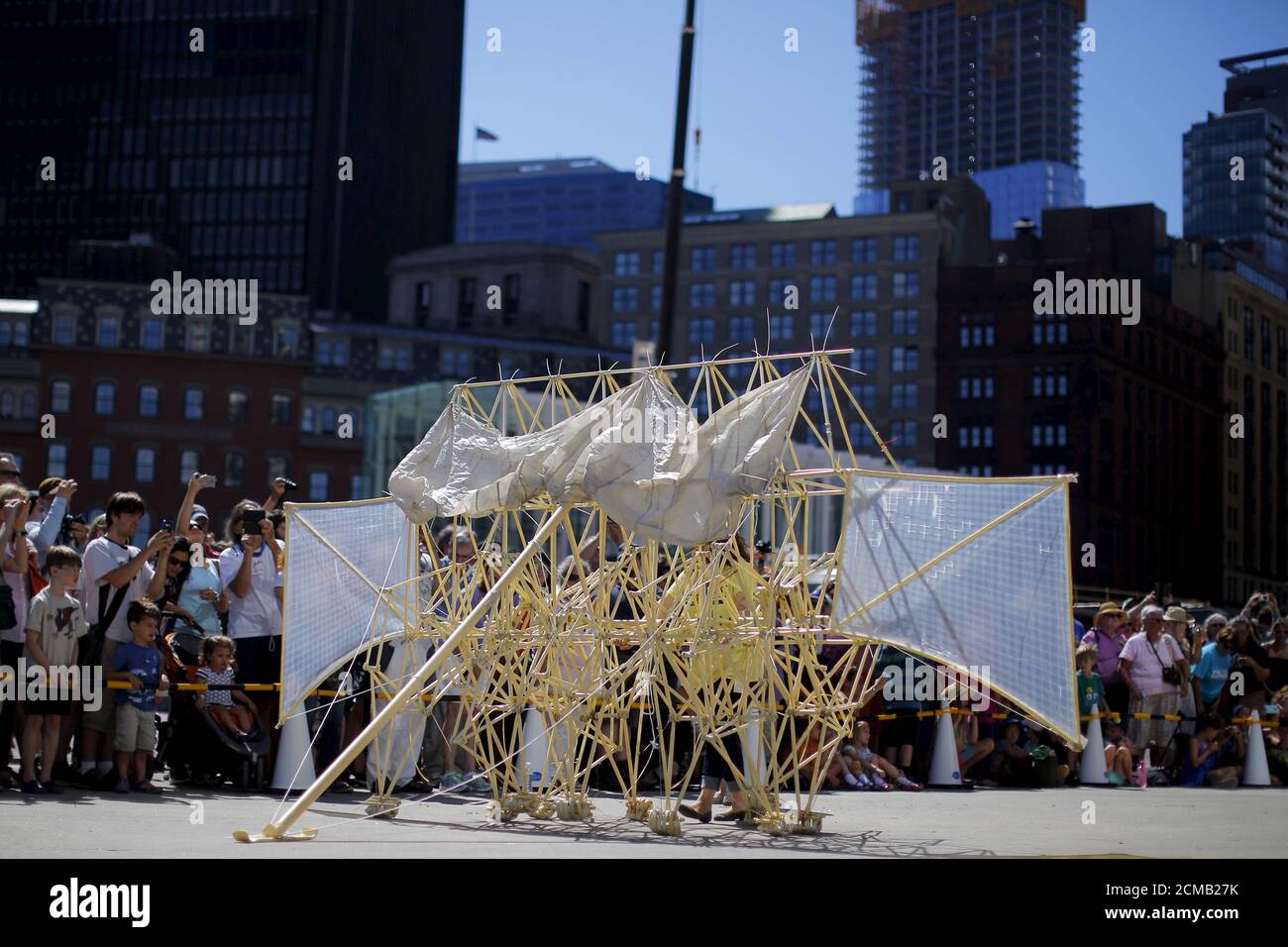 Onlookers in museum hi-res stock photography and images - Alamy