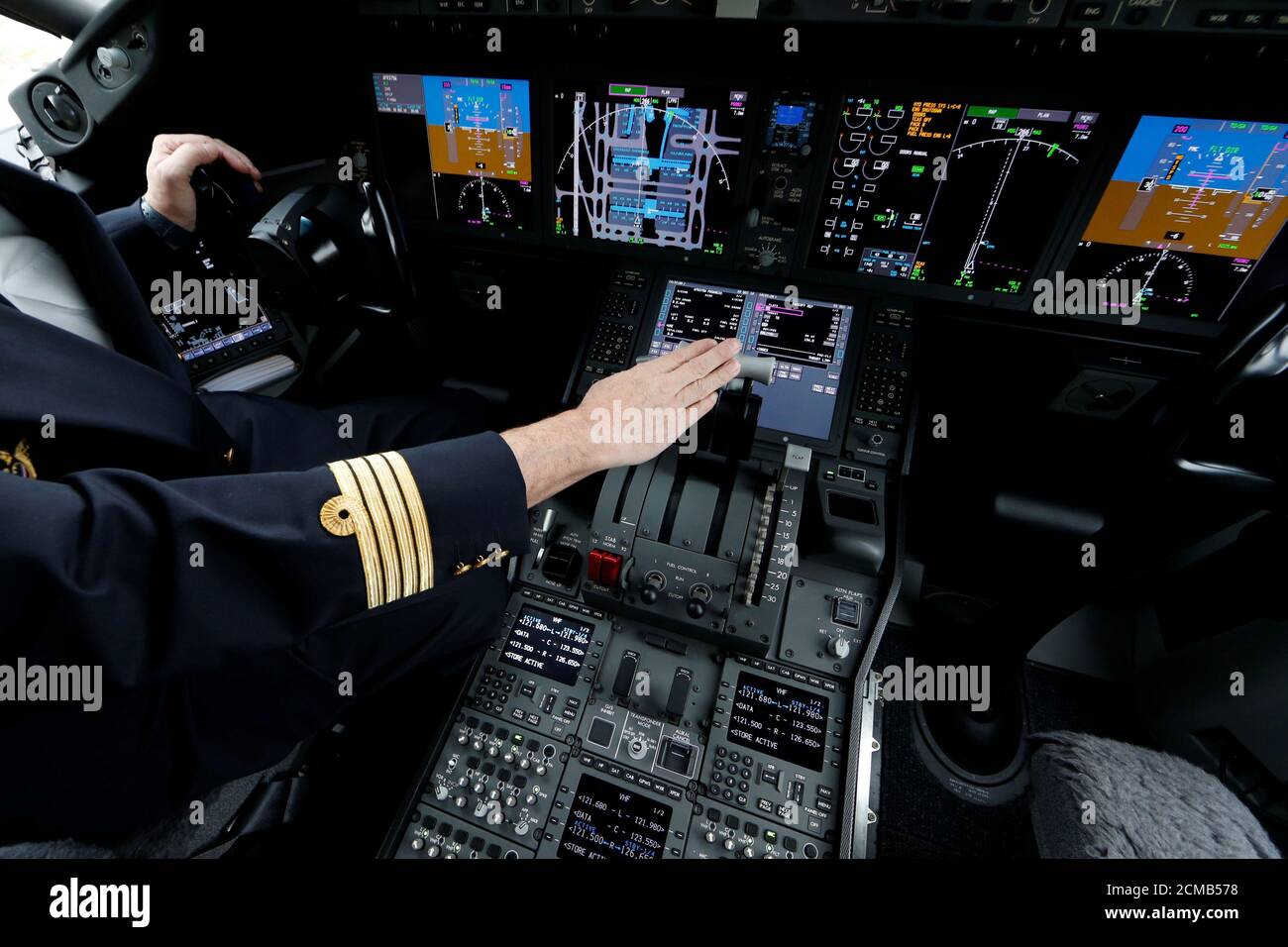 Cockpit boeing 787 b787 dreamliner hi-res stock photography and images ...