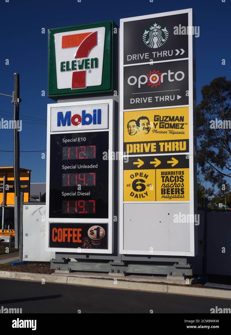 Tower sign at 7-Eleven Mobil petrol station and convenience store Stock ...