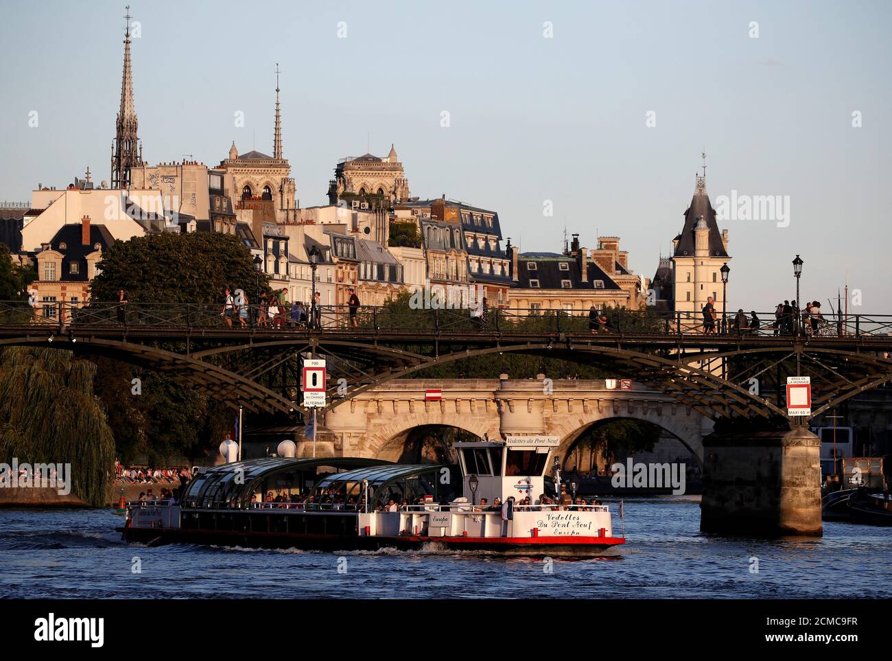 Vedettes you pont neuf hi-res stock photography and images - Alamy