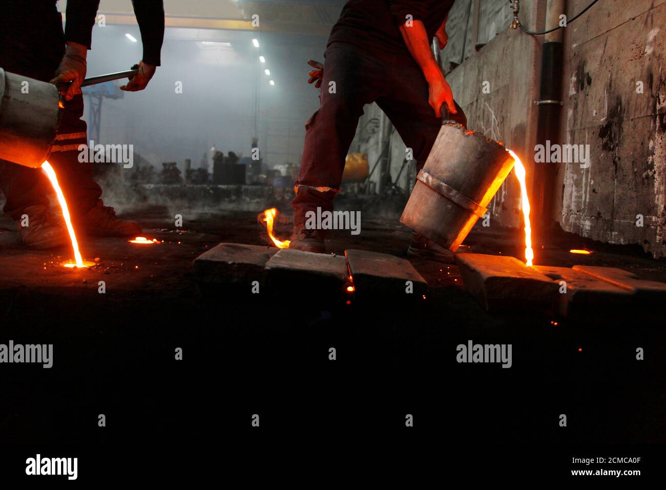 Worker pouring melting steel liquid hi-res stock photography and images ...