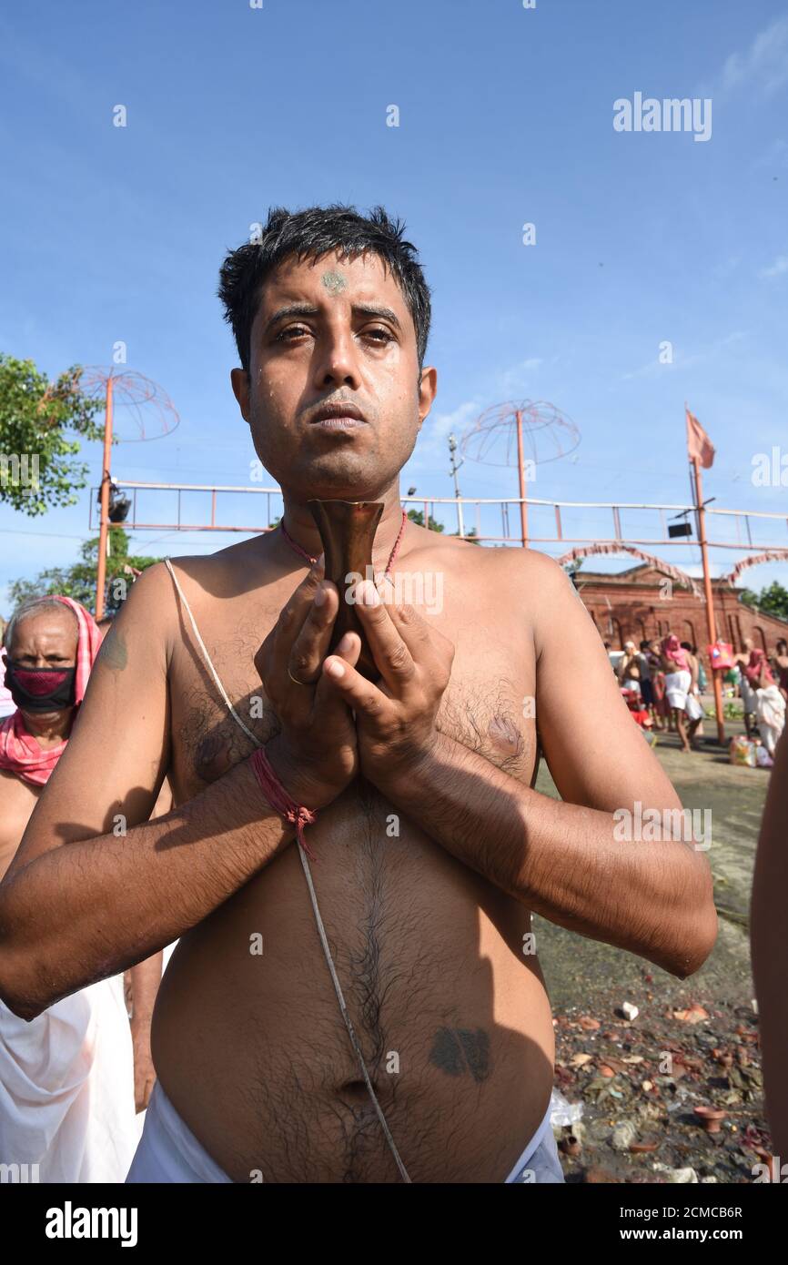 Tarpana, the Hindu ritual for the sacrament of offering water and food ...