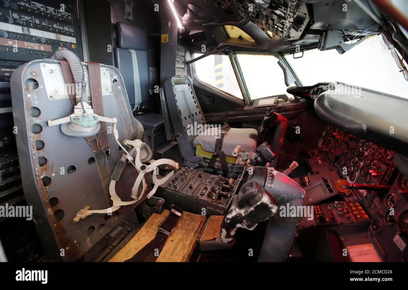 Cockpit boeing 737 200 in hi-res stock photography and images - Alamy